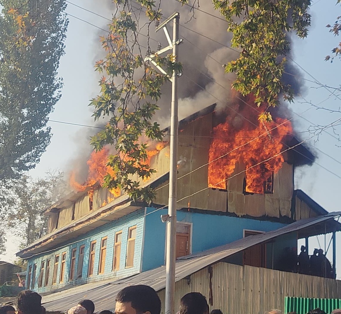 Fire Damages Three-Storey Darsgah Building in Pulwama | Kashmir Despatch