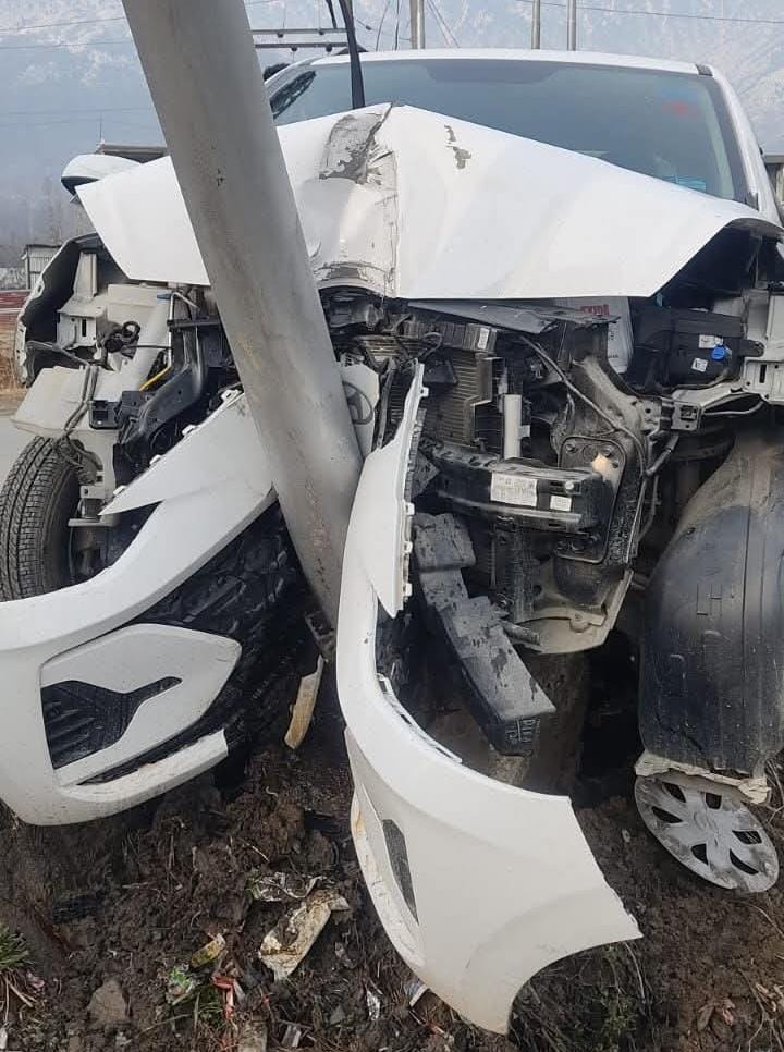 Two Women Injured As Car Hits Pole Near Manigam, Ganderbal | Kashmir ...